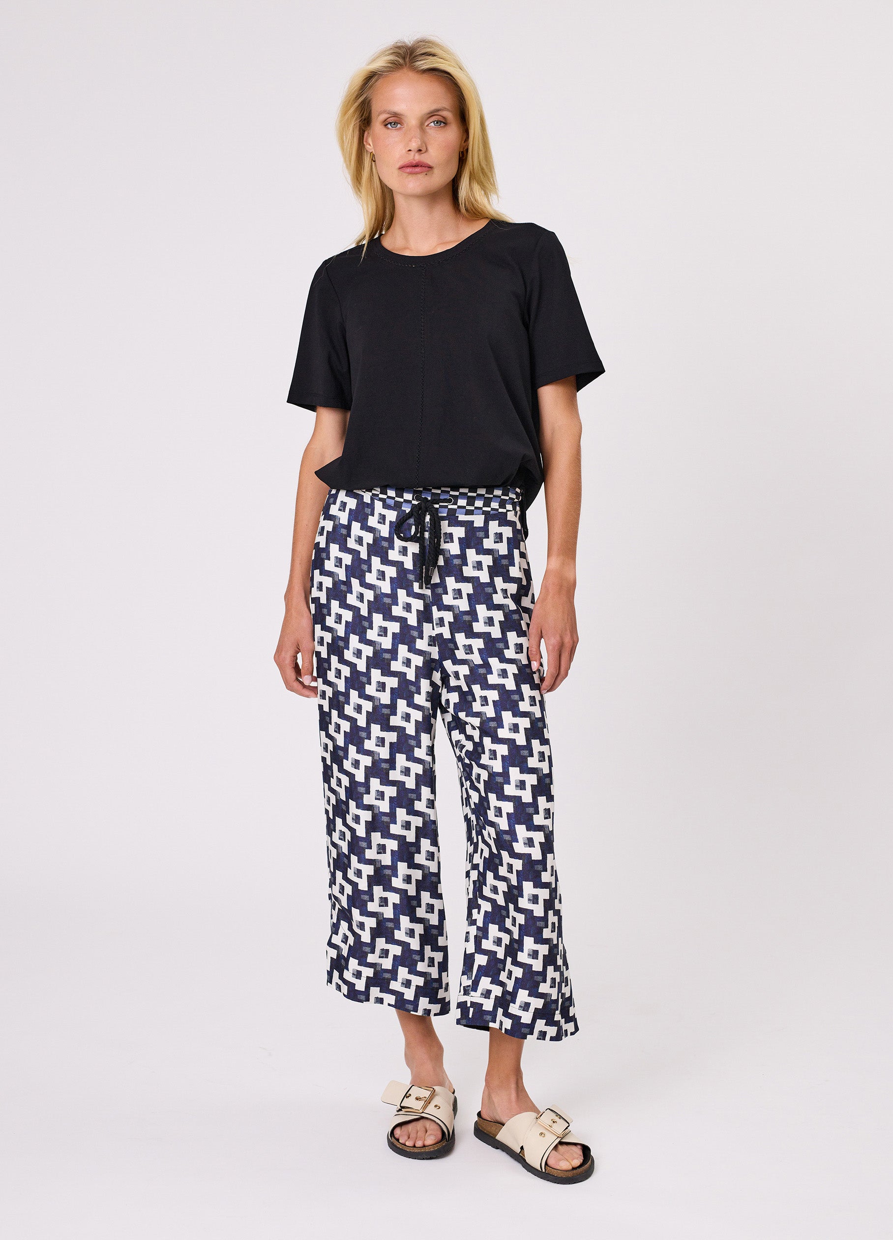 Cortez Capri – Apt Collections